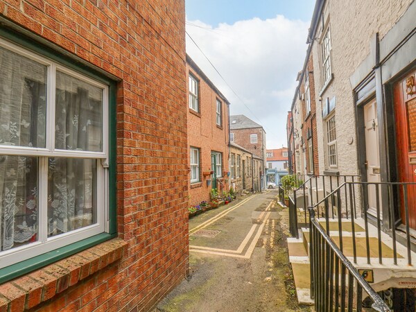 Stowaway Cottage, Pet Friendly, Character Holiday Cottage In Whitby - Sandsend Beach
