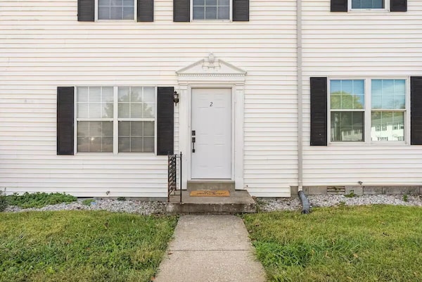 Lovely 2- Bedroom Condo Located In The Heart Of Bg - Bowling Green, KY