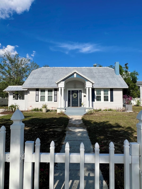 Charming Sebring Historic Registry Home Near Circle And Across From Lake Jackson - Dinner Lake, FL