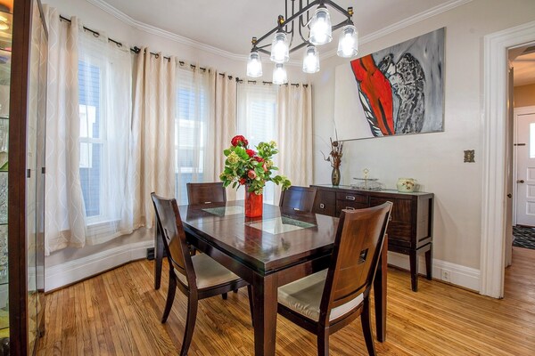 Spacious 5-bedroom And 2 Bath House In Charming Niagara Falls With Central Ac - Niagara Falls