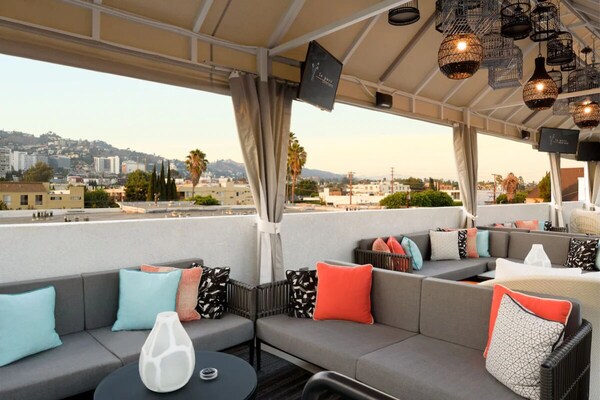 Vacation At Its Finest! Onsite Pool, Parking, Pet-friendly Property - West Hollywood, CA