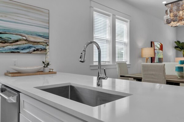 30a Beach House - Seacrest - Pet Friendly, Sleeps 14, Pool, 4 Bikes Incl, Beach - Rosemary Beach, FL