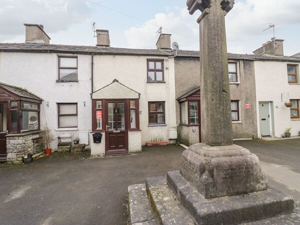 Daffodil Cottage, Pet Friendly, With Open Fire In Flookburgh - Cartmel