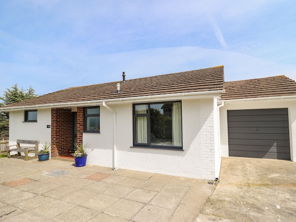 Bryn Alaw, Pet Friendly, With A Garden In Newport, Pembrokeshire - Fishguard