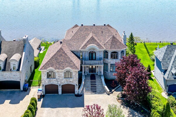 Resort-like Amenities: Pool, Gym, Hot Tub, Front Water, Game Room, Cinema - Quebec