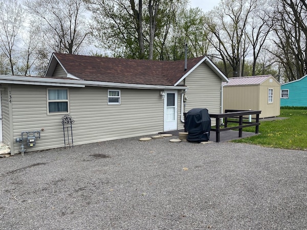 Cozy Cottage For A Couple's Weekend Get Away! - Lakeview, OH