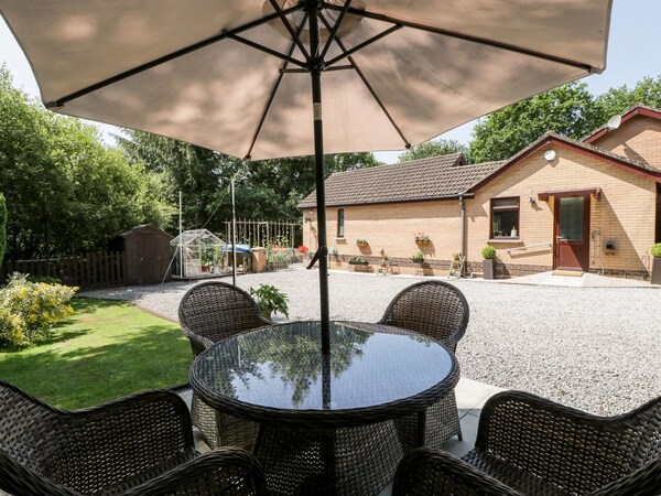 Swn Y Nant, Romantic, Character Holiday Cottage In Tondu - Bridgend