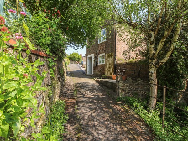 The Office, Romantic, With A Garden In Ironbridge - マッチ・ウェンロック