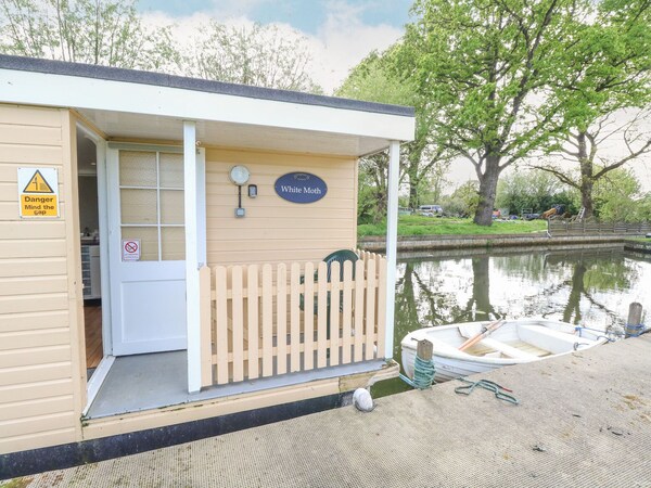 White Moth, Pet Friendly, Character Holiday Cottage In Stalham - Wroxham