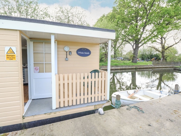 White Moth, Pet Friendly, Character Holiday Cottage In Stalham - Wroxham