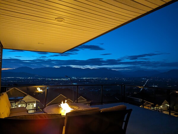 A Mountain Retreat With Views, Hot Tub & Ac - Chilliwack