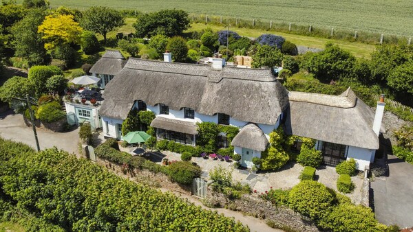 Dusky Cottage  -  A Thatched Cottage That Sleeps 8 Guests In 4 Bedrooms - Kingsbridge