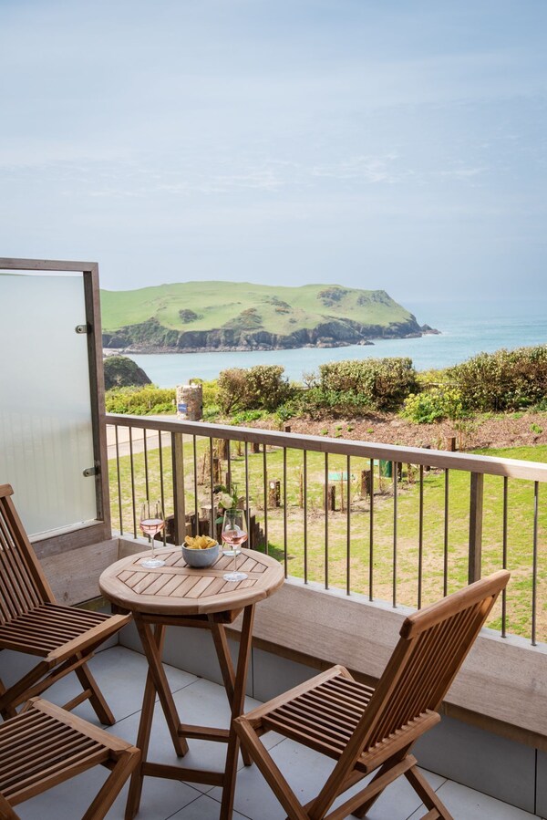 Searush Cove - A Beautiful Contemporary Beachfront Apartment - Thurlestone