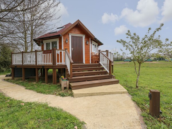 Honeybee Retreat, Romantic, With Hot Tub In Upper Marham - Swaffham