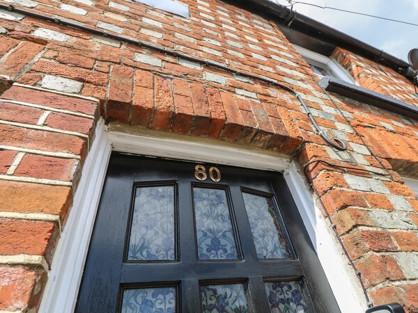 Castle Cottage, Pet Friendly, With A Garden In Carisbrooke - East Cowes Castle