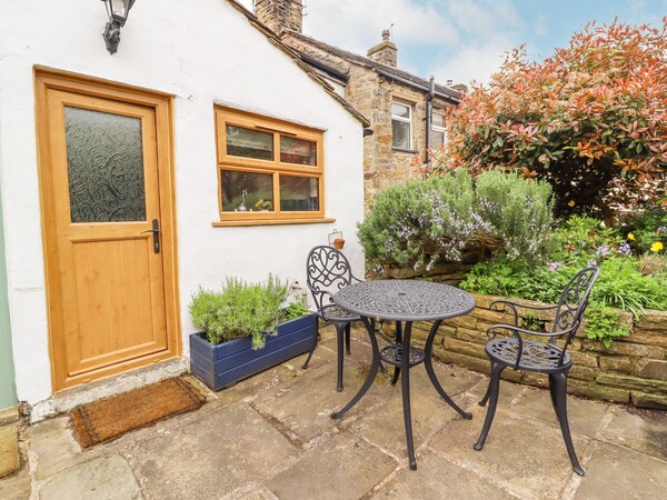 Hawthorn, Pet Friendly, Character Holiday Cottage In Cross Hills - West Yorkshire