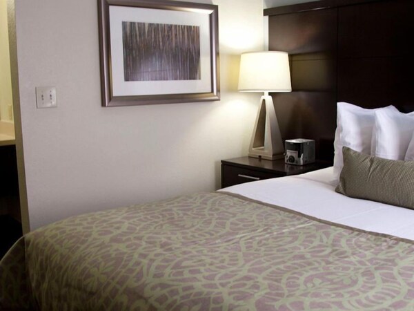Ideal Mix Of Comfort And Value! 2 Relaxing Units, Full Kitchen, Free Breakfast! - San Jose, CA