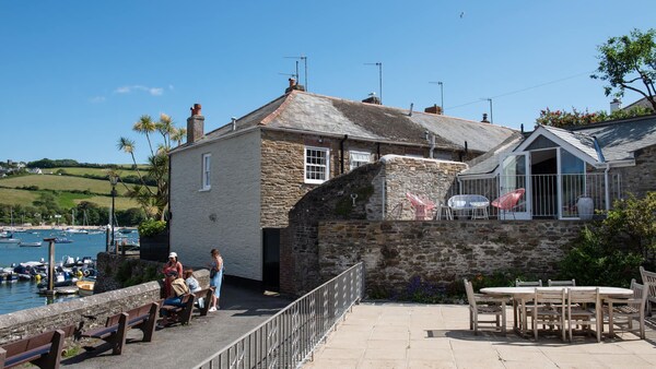 The Old Lobster Pot -  A Beautiful, Luxury Waterfront Cottage In The Centre Of Salome - Kingsbridge