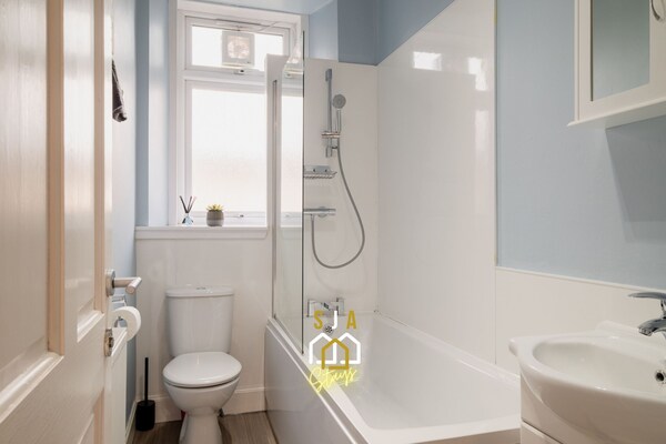 Modern City Stay | Sja Stays | 2 Bed Apartment - Aberdeen Airport (ABZ)