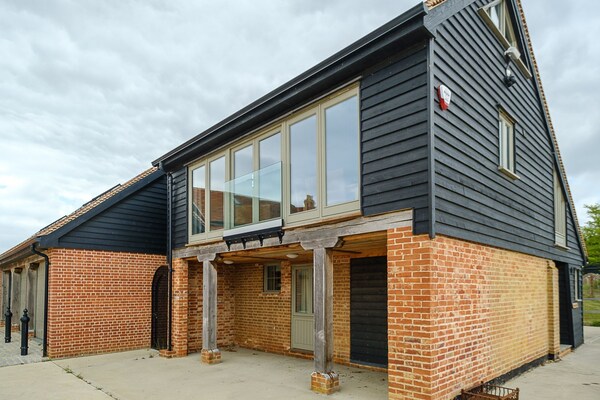 Alde Bay Farm - Lobster Pot  - Sleeps 6 Guests  In 3 Bedrooms - Suffolk
