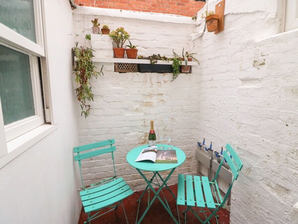 Pixie Cottage, Pet Friendly, With A Garden In Weymouth - Weymouth