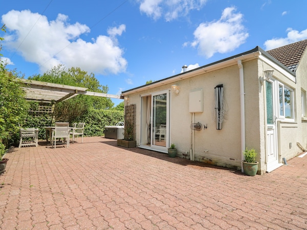 Lavender Lodge, Family Friendly, With Hot Tub In Haverfordwest - Haverfordwest