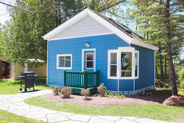 Cozy Cottage Steps From Beach With Shared Pool & Firepit - Wasaga Beach