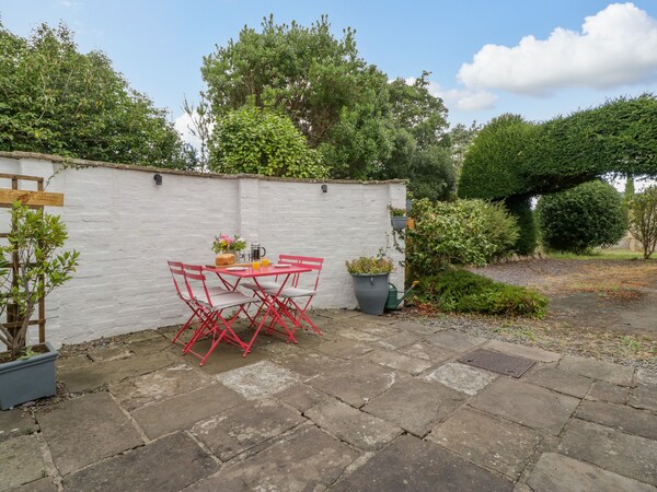 Pentre Court Cottage, Pet Friendly, With A Garden In Abergavenny - Abergavenny