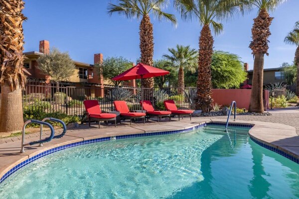 25-minute Drive To Downtown Palm Springs | Spacious Room W/ Full Kitchen - Palm Desert, CA