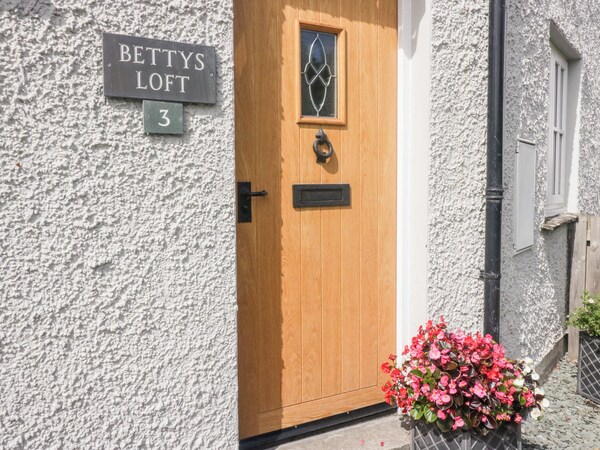 Betty's Loft, Character Holiday Cottage, With A Garden In Hawkshead - Hawkshead