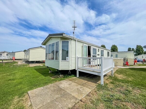 Lovely Caravan With Wifi & Decking At Felixstowe Beach Holiday Park Ref 55005sw - Felixstowe