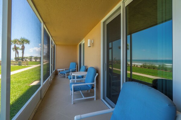 Oceanfront  2 Bedroom/2-bathroom Condo In Indian Harbour Beach Club Unit 107 - 멜버른