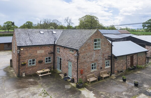A Charming And Peaceful, Newly Renovated Barn Conversion, Located In A Beautiful Corner Of Cheshire; - Knutsford