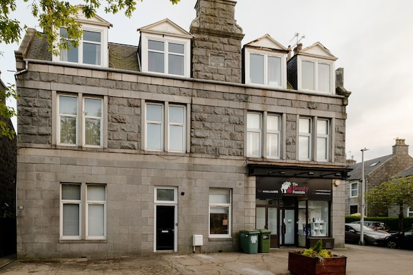 West End Retreat-sja Stays-2 Bed Self Contained - Aberdeen Airport (ABZ)