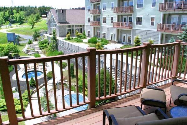 Soaring Eagle Ski-in / Ski-out Condo W/ Hot Tubs - West Virginia