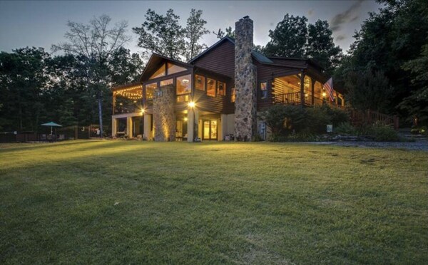 Secluded Log Cabin Home Located On 13 Acres With Salt Water Pool & Jacuzzi. - Avon Lake, Washington