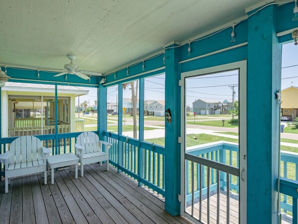 Turtle's Nest | Pet Friendly + Blocks To The Water - Rockport, TX