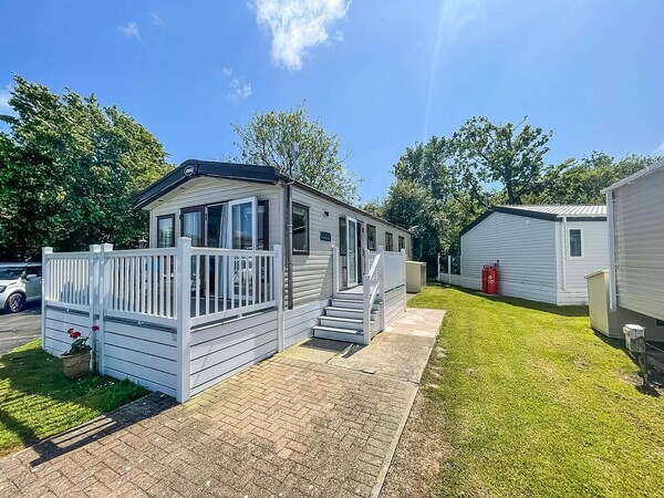 Beautiful Caravan With Decking At Carlton Meres Holiday Park, Suffolk Ref 60022m - Framlingham