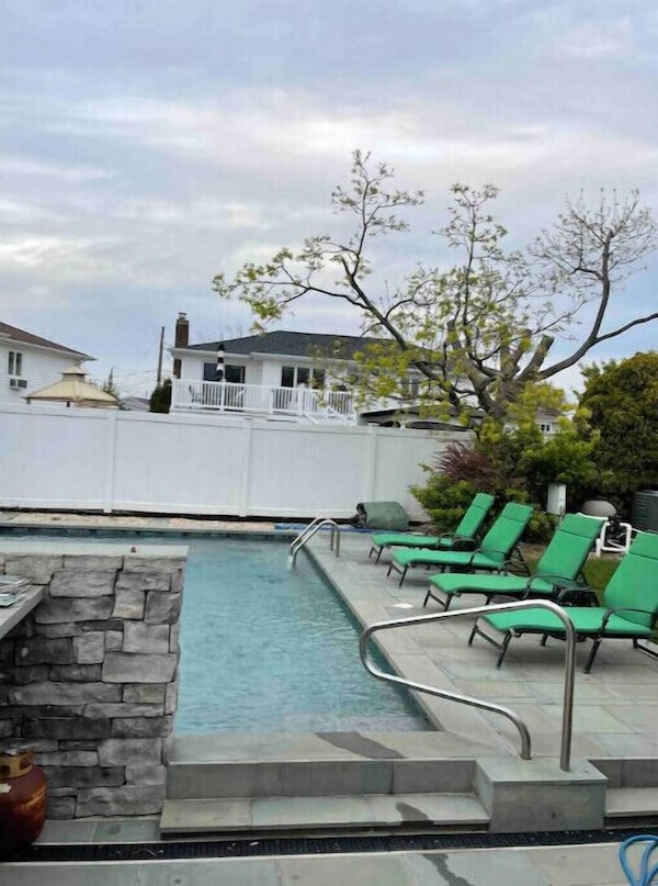 Oceanside Home W/salt Water Pool - Long Beach, NY