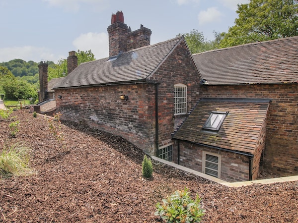 Number 4, Pet Friendly, Character Holiday Cottage In Ironbridge - 英國