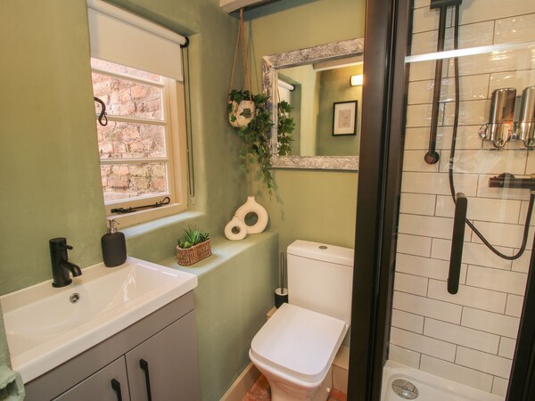 Number 6, Pet Friendly, Character Holiday Cottage In Ironbridge - 브리지노스