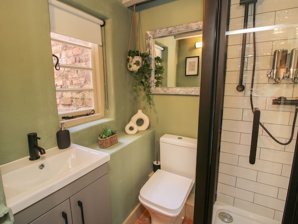 Number 6, Pet Friendly, Character Holiday Cottage In Ironbridge - Telford