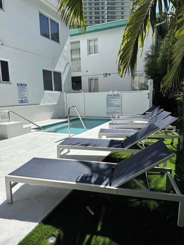 Rosy Suite  Resort And Parking Passes Available - Miami Beach, FL