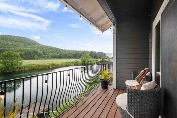 Fantastic Coastal Escape On Banks Of Nestucca River, Dock Access, Pet Friendly, Deck,1 Mile To Beach - Pacific City, OR