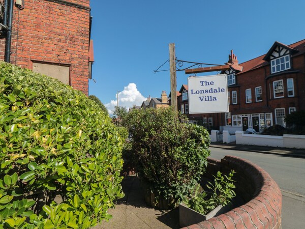 Lonsdale Villa, Pet Friendly, With Hot Tub In Scarborough - Scarborough