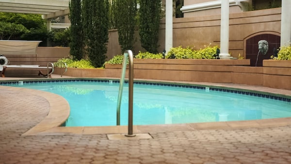 Indulge In Home Like Comfort! 2 Pet-friendly Units, Free Parking, Onsite Pool - Mountain View, CA