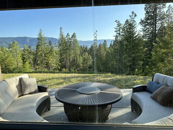 Large & Luxurious Retreat On 5 Wooded Acres W/ Hot Tub And Game Room - ワシントン州