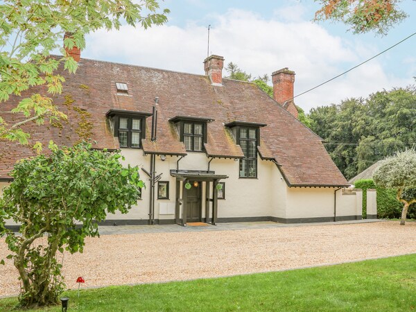 Little Picket, Pet Friendly, Luxury Holiday Cottage In Ringwood - New Forest