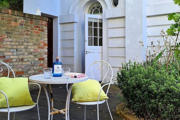 Elegant White Regency Townhouse With Terrace/patio - Dublino