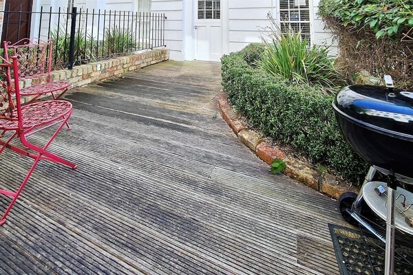 Elegant City Centre Regency Townhouse With Patio - Dublin